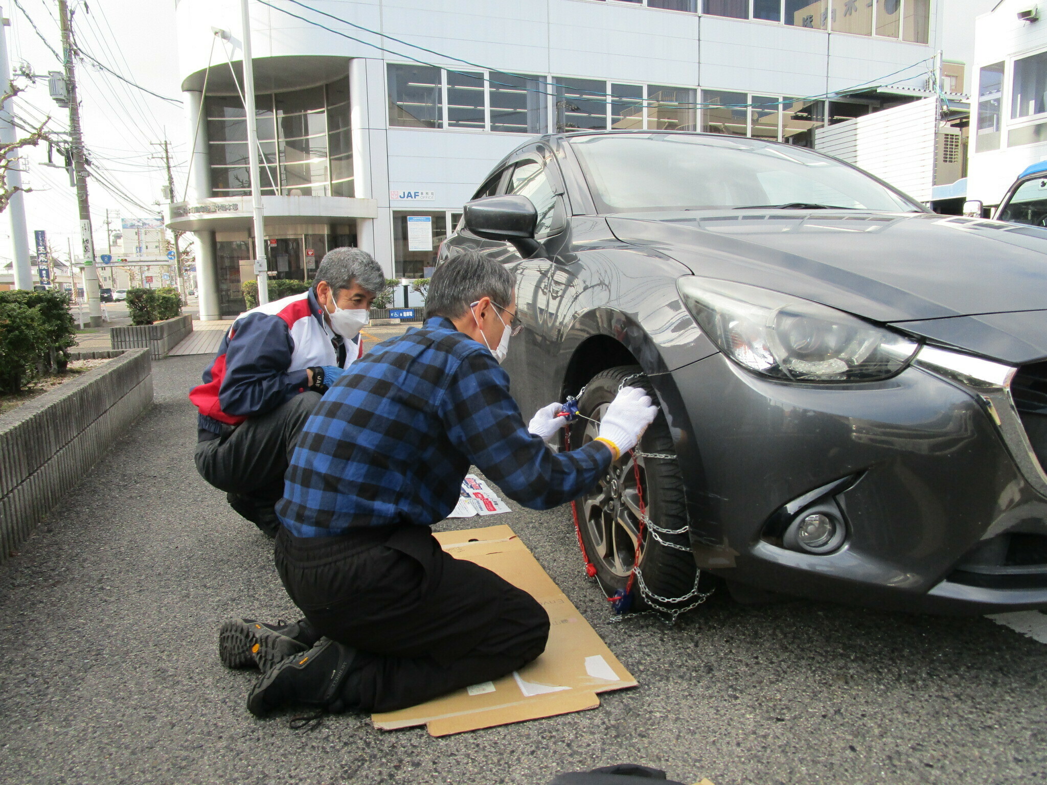 タイヤチェーン取り付け教室（広島県広島市：12月15日～19日開催） | JAF